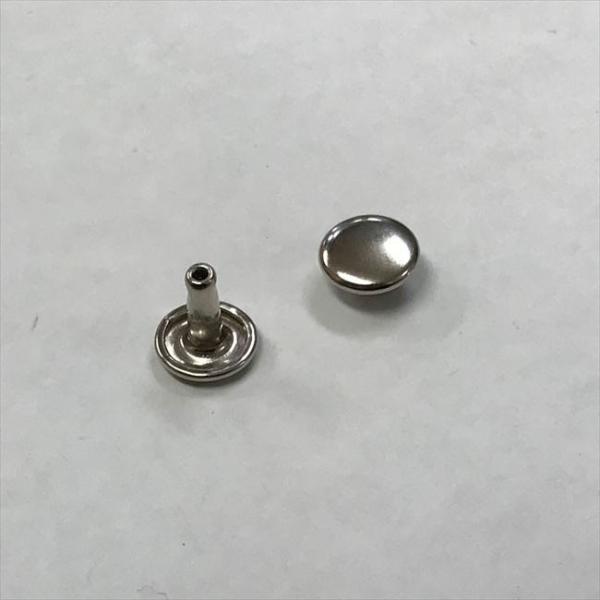 接着剤を使わず革を止めることができる金具です。こちらは両面頭のタイプです。頭の直径8ｍｍ　足の長さは8mmとなります。カラー：ニッケル/20組入り　材質：鉄金具を留めるには中カシメ打ち棒が必要です。両面頭のカシメはメタルプレートをご使用頂く...
