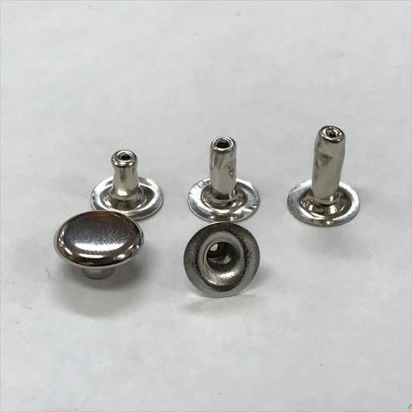 接着剤を使わず革を止めることができる金具です。こちらは片面足（径9ｍｍ）のタイプです。足の長さは約8mmとなります。写真　中央の長さになります。材質：真鍮　ニッケルメッキ　20組入り打ち具：クラフト社　カシメ打(中)・オールマイティプレート...