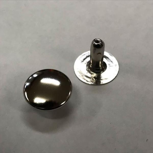 接着剤を使わず革を止めることができる金具です。こちらは片足のタイプです。頭径は12mm、足の長さは10mmとなります。カラー：真鍮　ニッケルメッキ/10組入り金具を留めるには特大カシメ打ち棒が必要です。両面頭のカシメはメタルプレートをご使用...