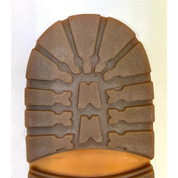 製靴材料　ゴムヒール（MONKAYOヒール）アメ色　厚さ7ｍｍ　2サイズ巾9長さ8cm　3サイズ巾9.6長さ10ｃｍ1足セットになります。在庫限りにつき、アウトレット価格にて販売します。修理・製作におすすめです。黒色あります。