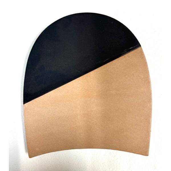 製靴材料　ゴム化粧（革付化粧半月）黒ベージュ色　厚さ7ｍｍ　Lサイズ巾8長さ8.5cmLLサイズ巾9長さ10cmもあります。1足セットになります。半月型のゴム部分が革底のへりを抑えます。　革底靴の修理・製作におすすめです。