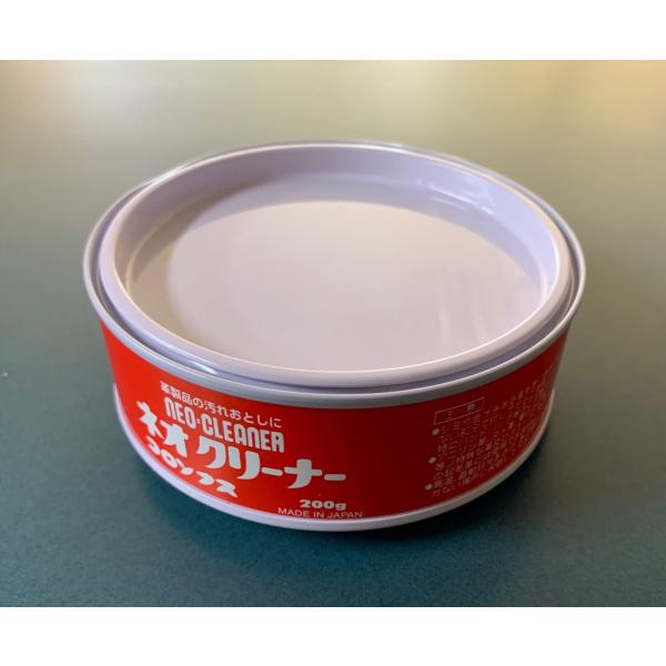 革製品の汚れ落とし。お得な業務用の缶入りタイプです。アニリン革、ヌメ革、素仕上げ革、爬虫類等の特殊な革、起毛革には使えません。シミや色落ちするものがあります。目立たない部分で試してからご使用ください。成分：ろう、油脂、有機溶剤種類：乳化性容...