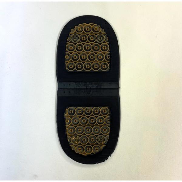 製靴材料　ゴムリフト（アービムスパイク化粧大）アメ/クロの2層　厚さ6.5ｍｍ　サイズ巾8.8長さ10.5cm1足セットになります。　飴色の生ゴムに8本のピンスパイクを埋め込んだ化粧です。圧雪・凍結路面でも防滑効果を発揮します。各種シューズ...