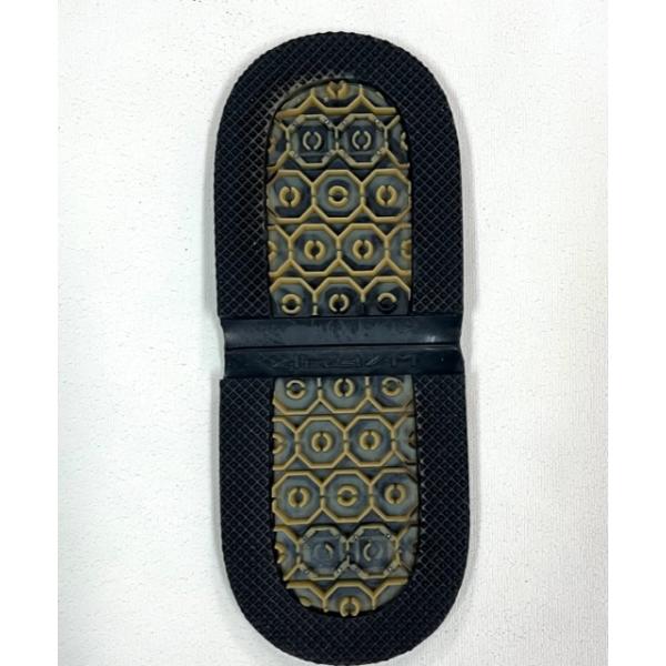 製靴材料　ゴムリフト（アービムスパイク化粧小）アメ/クロの2層　厚さ6.5ｍｍ　サイズ巾5.8長さ7cm1足セットになります。　飴色の生ゴムに8本のピンスパイクを埋め込んだ化粧です。圧雪・凍結路面でも防滑効果を発揮します。各種シューズの修理...