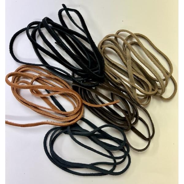 牛ベロアを4mm巾のレース状に裁断しました。ロープ（編み込み）・ストラップ・かがり用として人気です。４mm巾/約1.2mm厚/約130〜150cm長※(一枚の革を裁断していますので長さにバラつきがあります。)カラー：黒/ネイビー/コーヒー/...