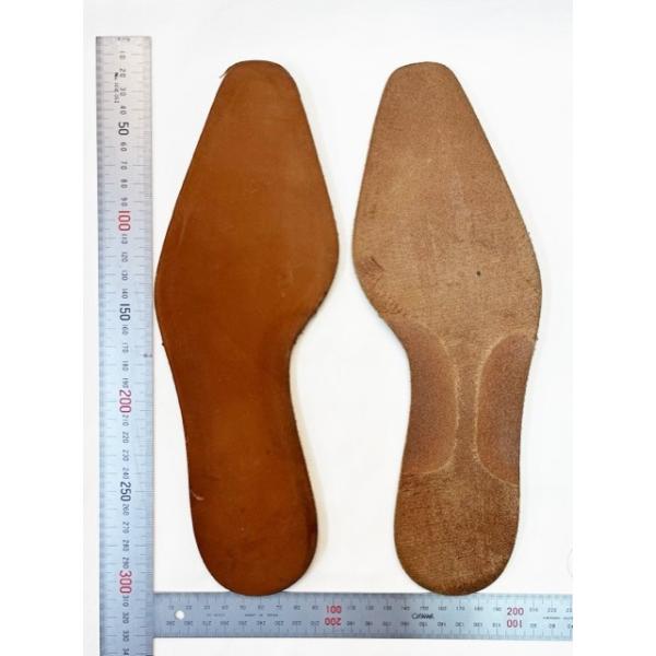 厚さ4.5mm　長さ29.5cm巾10cm1足セットになります。長期在庫のため部分的に経年変化・汚れが見られます。マッケー縫いかき伏せ用の切込み入りです。修理・サンプル製作・練習用におすすめです。写真向かって左が表面・右が裏面。