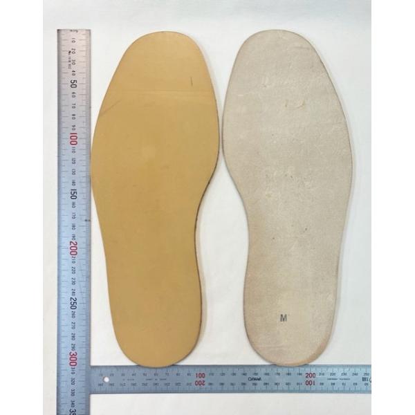 厚さ5mm　長さ30cm巾11cm1足セットになります。長期在庫のため部分的に経年変化・汚れが見られます。少し硬めですが、各種手縫いも可能です。修理・サンプル製作・練習用におすすめです。写真向かって左が表面・右が裏面。