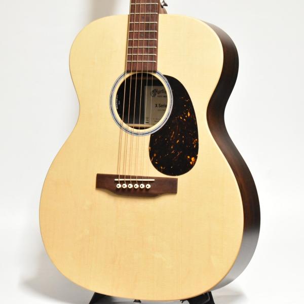 Xシリーズのトップ単板モデル、サイドとバックにはエキゾチックなブラジリアンローズウッド材の柄で温度・湿度の変化に強いHPL素材、エレアコをお探しのお客様にお薦めです。