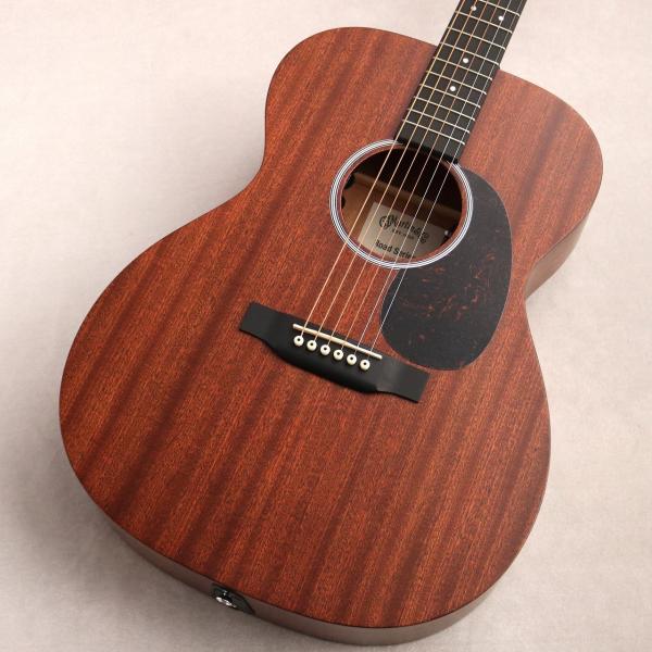 世界的ギターブランドMartinの『Road Series』より、抱えやすいボディシェイプと明るいサウンドが特徴的なエレアコ仕様モデル！