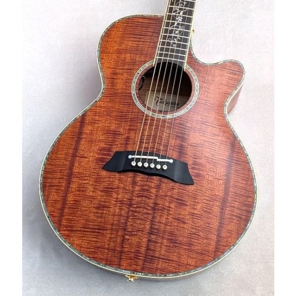 極上のトラ杢ハワイアンコアとゴージャスなインレイが人気のモデル。煌びやかで繊細な生音とクリアなラインサウンドが魅力です。