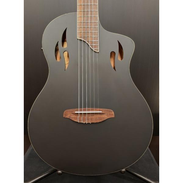 ドイツ発のギターブランド、オルテガから薄胴エレガット『ツアープレイヤーシリーズ』が新登場！細めの48mm幅ネック、充電式プリアンプ搭載。