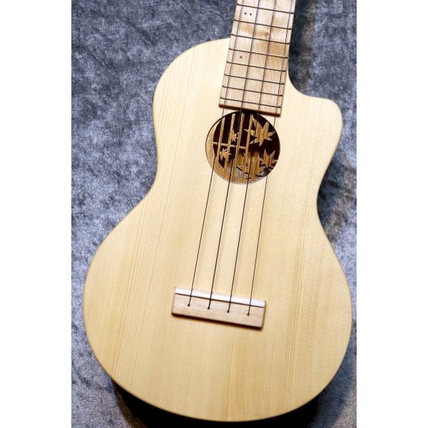 すべての木材が北海道産で、札幌の工房で製作したメイドイン北海道のウクレレです。Ezo’s Ukuleleは優しく柔らかい、暖かな音色が特徴です。貴重な天然のエゾマツ製ウクレレを手にしてみませんか?指板とブリッジには北海道産イタヤカエデ材を使...