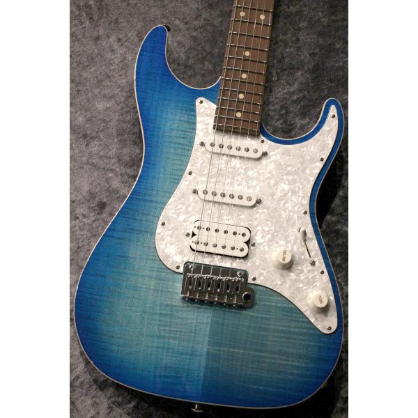 SuhrのJE-Lineから、サウンド抜群のStandardが入荷致しました。当個体は漣を彷彿とさせるようなきめ細やかで美しいフレイムメイプルと透明感溢れる青の色合いが最高にマッチングした個体です。マッチングヘッド仕様!