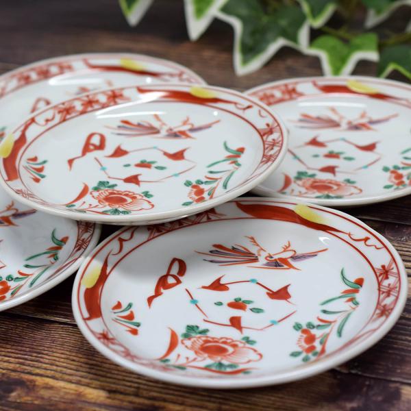 小皿5枚セット加賀百万石に代表されるその豪放、華麗な風格を持つ作風は他の焼き物の追従を許さないものがあります。開窯以来370年の歳月を経た現在も尚、その技は脈々と受継がれ世界的に高く評価されております。美術的完成度が高く、高級なイメージが強...