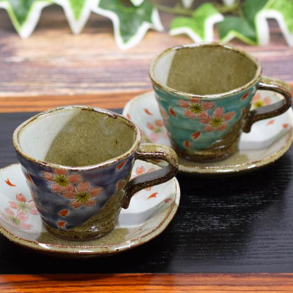 九谷焼 ペア コーヒーカップその豪放、華麗な風格を持つ作風は他の焼き物の追従を許さないものがあり、開窯以来370年の歳月を経た現在も尚、その技は脈々と受継がれ世界的に高く評価されております。また、九谷焼は非常に格調高く有名な焼き物ですので様...