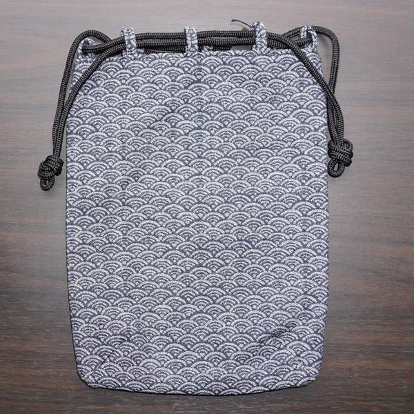 布製平底の手提げ袋で、口をひもで締めるようにしたもの。明治中期以降から流行しました。別名、合切袋(がっさいぶくろ)といいます。日本製サイズ：高さ25cm×幅20cm×まち0cm　※綿100％生地の信玄袋です。※日本郵便・スマートレター（全国...