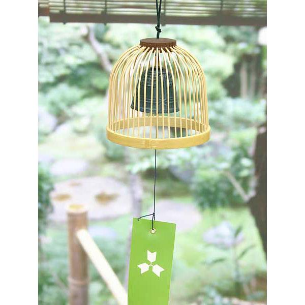 ポテッと網をかぶせた形の「風鈴〜釣鐘〜」。とてもかわいいその形は小さなお部屋に良く似合います。風鈴には南部鉄を使用。とても響きの良い音をお楽しみ下さい。※この商品は、ご注文をいただいてから、７営業日前後の発送となります。正確なお届け日に関し...