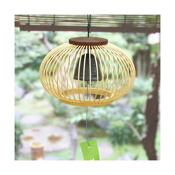 ガラス風鈴の丸さを竹ひごで表現した「風鈴&amp;#xFF5E;清風&amp;#xFF5E;」。見た目はガラス風鈴よりやわらかで、とても和める形。風鈴には南部鉄を使用。とても響きの良い音をお楽しみ下さい。※この商品は、ご注文をいただいてから...