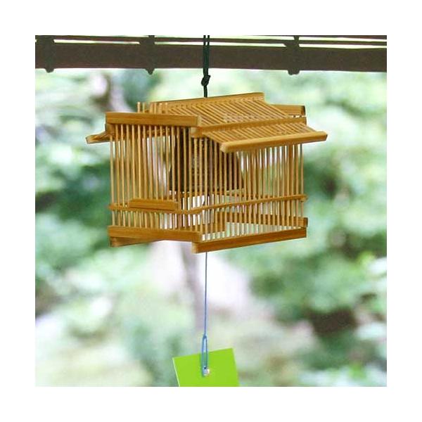 駿河竹千筋で代表的な虫篭。それを風鈴の枠にする事で新しい形となりました。夏ならではの形も、南部風鈴の音も、人気の秘密。伝統の技とその音をお楽しみ下さい。※この商品は、ご注文をいただいてから、７営業日前後の発送となります。正確なお届け日に関し...