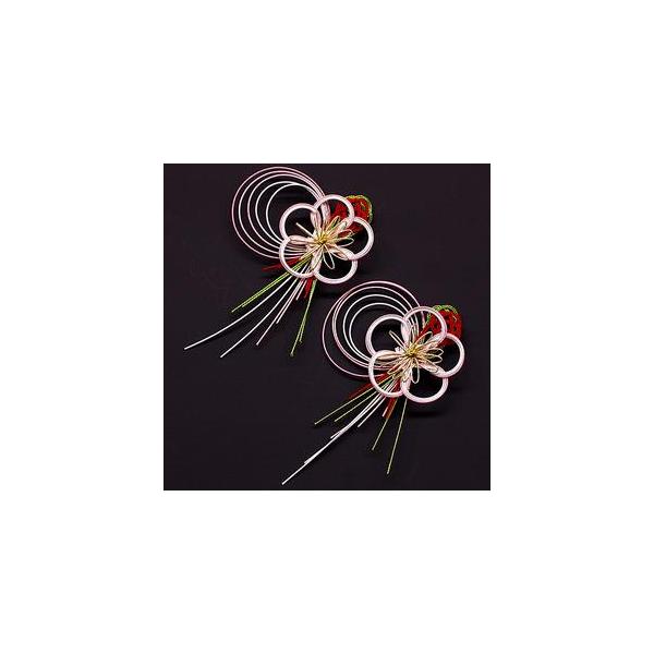 凛と咲く梅をイメージした飾り水引。色使いがとても綺麗で落ち着きのある雰囲気です。大きめですが、コンパクトにまとめている為、小さめのギフトにもご利用いただけます。サイズ：140×85(mm)内容量：2個入り