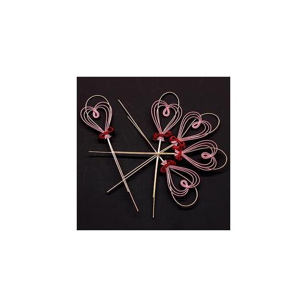 ハートのステッキのような可愛いデザイン。まるでハートが蝶ネクタイをしているかのようです。バレンタインギフト用に作られていますが、気持ちを伝えるギフトの際にいつでもご利用いただけます。また、ワインや日本酒など、瓶の首に吊り下げる用にデザインさ...
