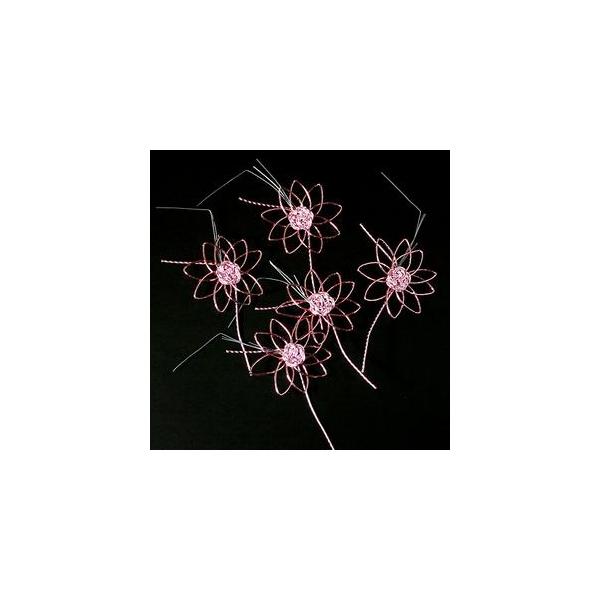 明るいライトピンクを使用した、とっても明るい花の水引飾りです。中心には淡路結びを使用していながらも、とっても可愛らしい水引となりました。サイズ：75×50(mm)内容量：5個入り