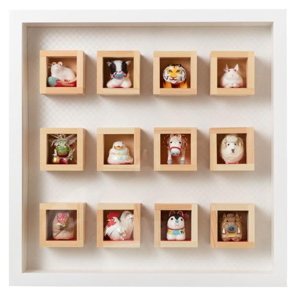 手作業で丁寧に作られた和紙の飾りを、洋室にも気軽に飾れるように、白い額に収めた飾り。額の中には枡に納められた、可愛らしい和紙の十二支が顔を出しています。しっかりとした木枠に納められており、表にはガラス板を用いているので、手入れも中にホコリが...