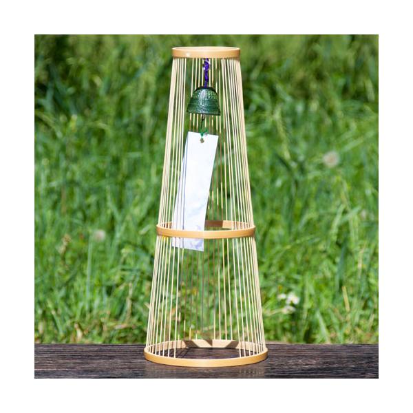 静岡の伝統工芸「駿河竹千筋細工」と「南部風鈴」を組み合わせた置き風鈴。風鈴の周りに竹ひごを用いることで、涼しげなインテリアとなりました。昔は外に風鈴を吊るしていましたが、現在はマンションや近所への配慮があり、室内に置くことが多く、このような...