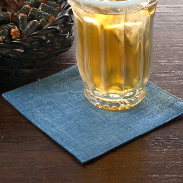 麻のような織むらのある生地をもちいた、シンプルなコースターシリーズ。日本らしい色と、この生地を組み合わせる事で、とても雰囲気が良く、またシンプルで使いやすいシリーズとなりました。ポイントは両面使える事。同系色の色を両面でリバーシブルにする事...