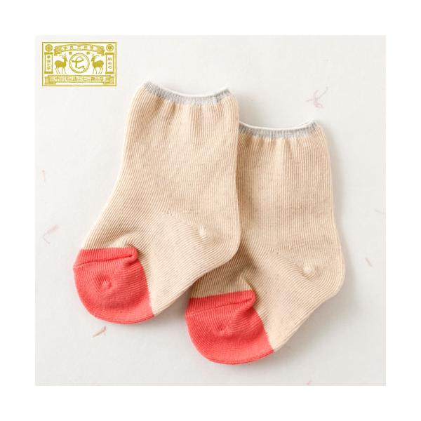 赤ちゃんにとって心地よい素材で作った、中川政七商店のベビー靴下です。上質のリネンと最高級綿といわれるスーピマ綿を、オリジナル糸に紡績し、やさしく編み上げました。肌あたり抜群のスーピマ綿の特徴と、吸水・発散性に優れ赤ちゃんの身体を清潔に保ち、...