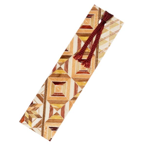 ※寄木の柄、紐の色はお選びいただけません。箱根の伝統工芸品、寄木細工をモチーフに用いた、しおりです。寄木細工の、木の温かみを感じる落ち着いた色合いが、読書という知的なイメージにマッチします。寄木を薄くスライスしたものを、保護皮膜加工で仕上げ...