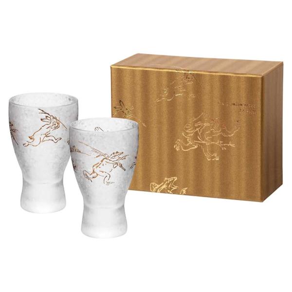 キラキラと美しいグラスに、金彩で鳥獣戯画を描いたシリーズです。こちらは冷酒グラスのペアセット。兎と猿の追いかけっこの絵柄が描かれています。平安時代に描かれた絵巻物、国宝『鳥獣戯画』をお楽しみください。鳥獣柄の化粧箱入りで、ギフトにもオススメ...