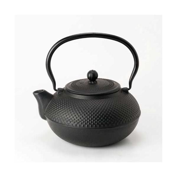 岩手県の工芸品、南部鉄器の鉄瓶です。南部地方の質の良い砂や粘土をもとに、平安後期から鋳物業が栄え、慶長年間には盛岡城の築城などに伴い、発展してきた南部鉄器。現在では伝統工芸品として指定されています。こちらは鉄分の補給に良い、南部鉄瓶です。実...