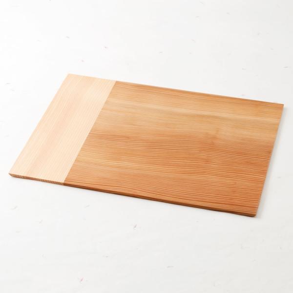 『すべてを活かす』をコンセプトに、地元産の木材を使い、木製品を作り続けている、高知県の工房、土佐龍。端材や葉なども余すところなく活用して、製品づくりをおこなっています。土佐龍では、丈夫で長持ちする木材を使って、時間をかけた天然乾燥を経て、丁...