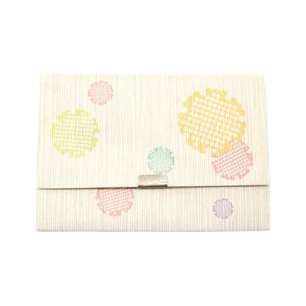 室町期に生まれた、書院造の頃より現代まで息づく襖（ふすま）紙、紗紙でつくった懐紙入れ。繰り返し使う度に風合いが増し、紗紙独特の柔らかな手触りに変化していきます。この素材に使われている紗紙とは、主に襖用に製造され、その風合いと耐久性がよろこば...