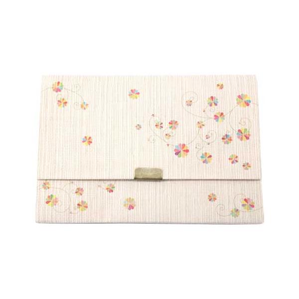 室町期に生まれた、書院造の頃より現代まで息づく襖（ふすま）紙、紗紙でつくった懐紙入れ。繰り返し使う度に風合いが増し、紗紙独特の柔らかな手触りに変化していきます。この素材に使われている紗紙とは、主に襖用に製造され、その風合いと耐久性がよろこば...