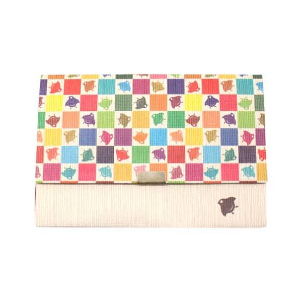 室町期に生まれた、書院造の頃より現代まで息づく襖（ふすま）紙、紗紙でつくった懐紙入れ。繰り返し使う度に風合いが増し、紗紙独特の柔らかな手触りに変化していきます。この素材に使われている紗紙とは、主に襖用に製造され、その風合いと耐久性がよろこば...