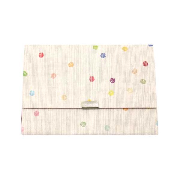 室町期に生まれた、書院造の頃より現代まで息づく襖（ふすま）紙、紗紙でつくった懐紙入れ。繰り返し使う度に風合いが増し、紗紙独特の柔らかな手触りに変化していきます。この素材に使われている紗紙とは、主に襖用に製造され、その風合いと耐久性がよろこば...