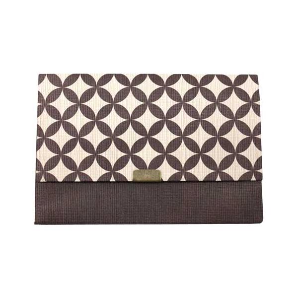 室町期に生まれた、書院造の頃より現代まで息づく襖（ふすま）紙、紗紙でつくった懐紙入れ。繰り返し使う度に風合いが増し、紗紙独特の柔らかな手触りに変化していきます。この素材に使われている紗紙とは、主に襖用に製造され、その風合いと耐久性がよろこば...