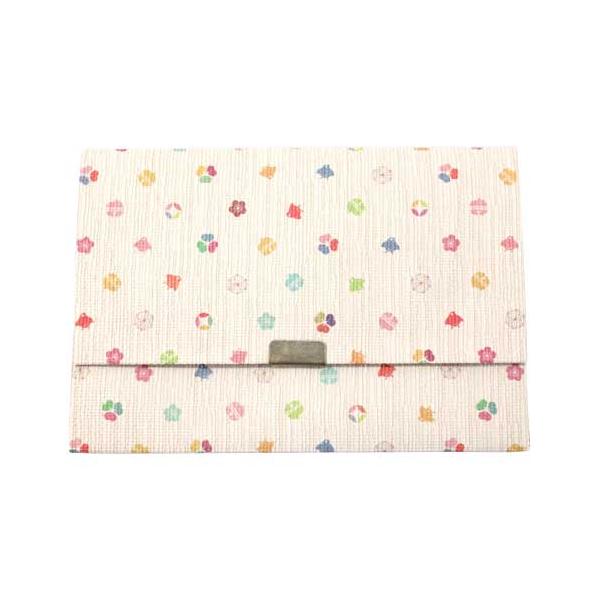 室町期に生まれた、書院造の頃より現代まで息づく襖（ふすま）紙、紗紙でつくった懐紙入れ。繰り返し使う度に風合いが増し、紗紙独特の柔らかな手触りに変化していきます。この素材に使われている紗紙とは、主に襖用に製造され、その風合いと耐久性がよろこば...