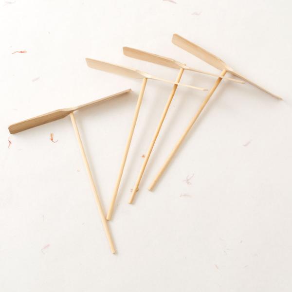 みんな小さい頃に遊んだことがある竹とんぼです。両手で揉むように回して飛ばし、高さを競ってみてくださいね。うまくキャッチできたら、さらにカッコいいですよ。サイズ：横13×縦15.5(cm)4本入