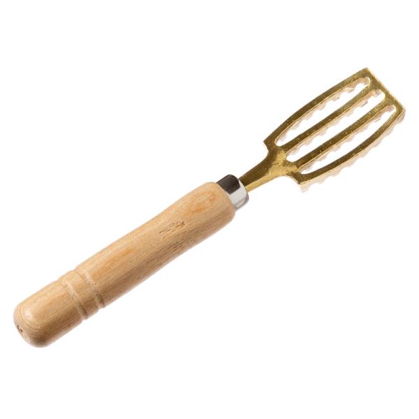 魚の下ごしらえ時に必須のアイテム、真鍮製のうろこ取りです。魚屋さんや板前さんは、こけ引きと呼んだりもします。こちらは鯛などの大きな魚にも使える大サイズ。業務用としても使われるタイプです。尻尾から頭の方向に向かって、うろこをこそげ取るように使...