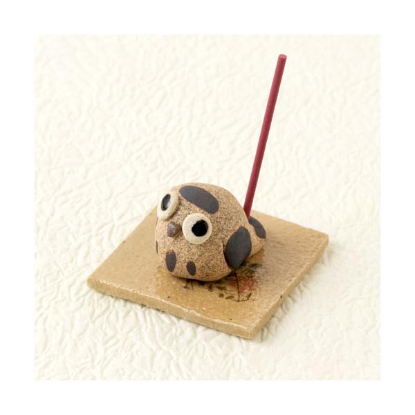 モチーフがかわいい手作りのお香立て。香皿にちょこんと座る姿がなんとも言えない可愛らしさ。モチーフの後ろの部分が香立てとなっています。インテリアにもなるかわいいお香立てです。サイズ：約6×6×高3.5(cm)※お香は付属しません