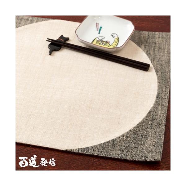 月の形を大きく取り入れたテーブルマットシリーズ。第一印象は「なかなか製造泣かせのデザイン」。というのも月の部分がプリントではなく違う布の縫い合わせ。丸を大きく用いるという事は切り出し、そして縫い合わせが非常に難しく、デザイン案として上がって...