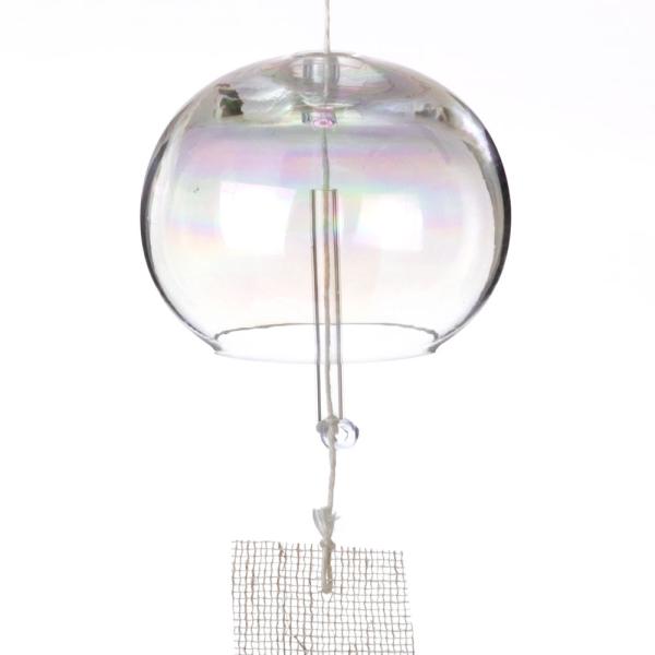 まさにシャボン玉。ここまでシンプルなのに、心を引かれた風鈴は初めてでした。かすみのような虹色の硝子を、そのまま丸い風鈴に。揺れる姿がシャボン玉をイメージさせます。風鈴は日本職人による吹きガラス。短冊もそのシンプルな風鈴に合わせて、白地の物を...