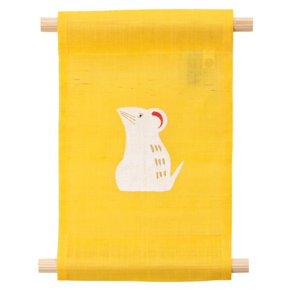 和室以外の部屋にも飾りやすい、小さなサイズのタペストリー。2020年の干支、子（ねずみ）には予知能力があるといわれ、昔から招福のお守りとされてきました。これにちなみ、吉報を逃さないよう鼻先を上に向けている姿を描いています。ひげや背中の毛並み...