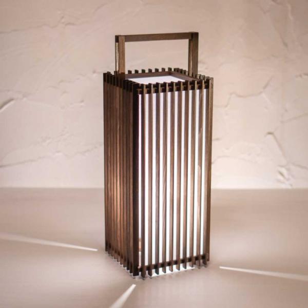 ※この商品はご注文をいただいてから、７営業日前後の発送となります。また、稀に商品の製造状況などにより、1ヶ月から2ヶ月お時間をいただく場合もございます。正確なお届け日に関しては、お問合せください。杉材で形づくられた美しいフォルムのスタンドラ...