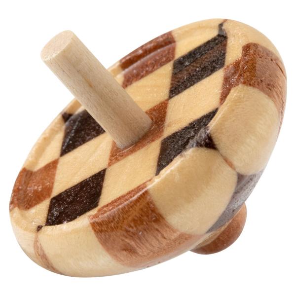 親指と人差し指でつまんでクルっと回せる、かわいいサイズの独楽（こま）です。小さいので、手の小さなお子さんも回しやすいですよ。注目はこの独楽の模様で、寄せ木細工の技術が使われています。種類の違う木材を貼り合わせることで、色の違いにより模様を作...