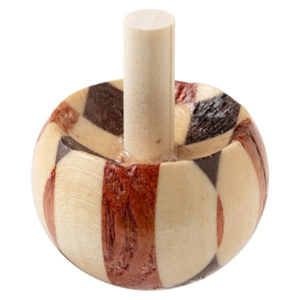 親指と人差し指でつまんでクルっと回せる、かわいいサイズの独楽（こま）です。回してしばらくすると、くるっと逆立ちします。小さいので、手の小さなお子さんも回しやすいですよ。注目はこの独楽の模様で、寄せ木細工の技術が使われています。種類の違う木材...