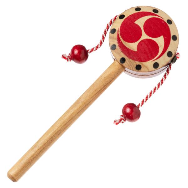 意外と忘れられている工芸おもちゃの定番です。子どもをあやす玩具として昔から愛されています。太鼓本体もバチ（太鼓を鳴らす玉）もすべて木製のでんでん太鼓です。紙張りのものと違い、木と木が当たるカチカチという、自然の音が楽しめます。サイズ：約φ5...